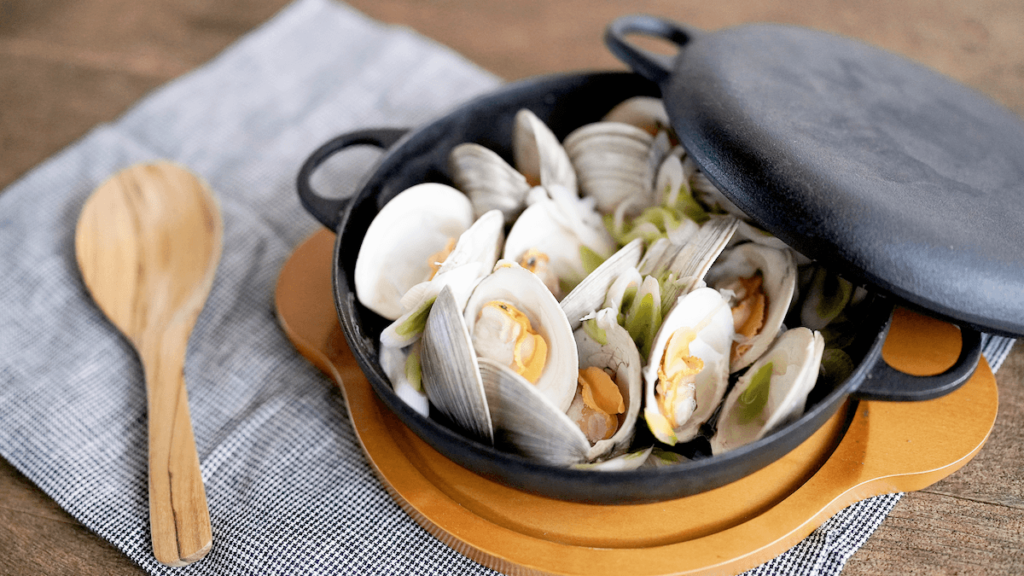 材料は3つだけ！ 旨味たっぷりな貝の酒蒸し｜レシピと道具で紡ぐ暮らしのメディア‐手、と日々[南部鉄器OIGEN公式]