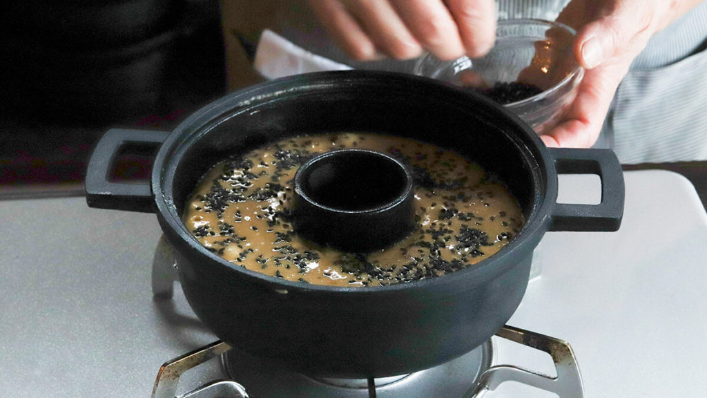 米粉でがんづき風黒糖ケーキ | 鉄器の及源鋳造（おいげんちゅうぞう）株式会社 【公式】 -OIGEN- 愉しむをたのしむ