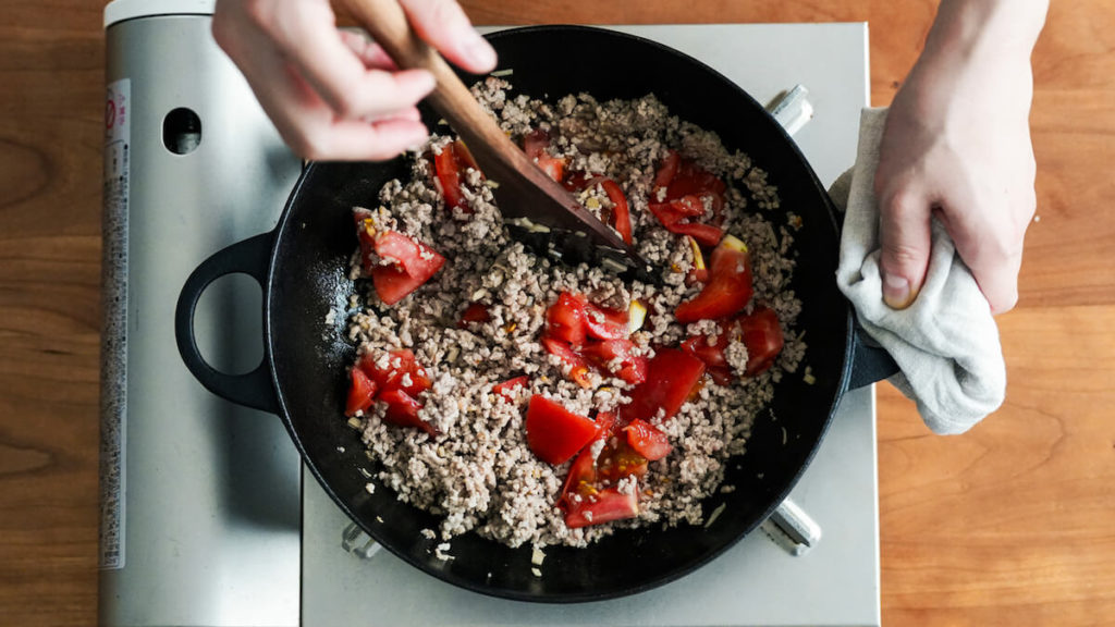 味付けは塩麹だけ！茄子とひき肉とトマトの塩麹煮｜レシピと道具で紡ぐ暮らしのメディア‐手、と日々[南部鉄器OIGEN公式]