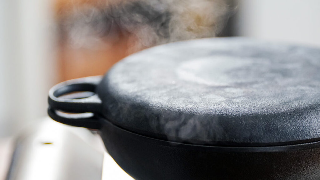 味付けは塩麹だけ！茄子とひき肉とトマトの塩麹煮｜レシピと道具で紡ぐ暮らしのメディア‐手、と日々[南部鉄器OIGEN公式]