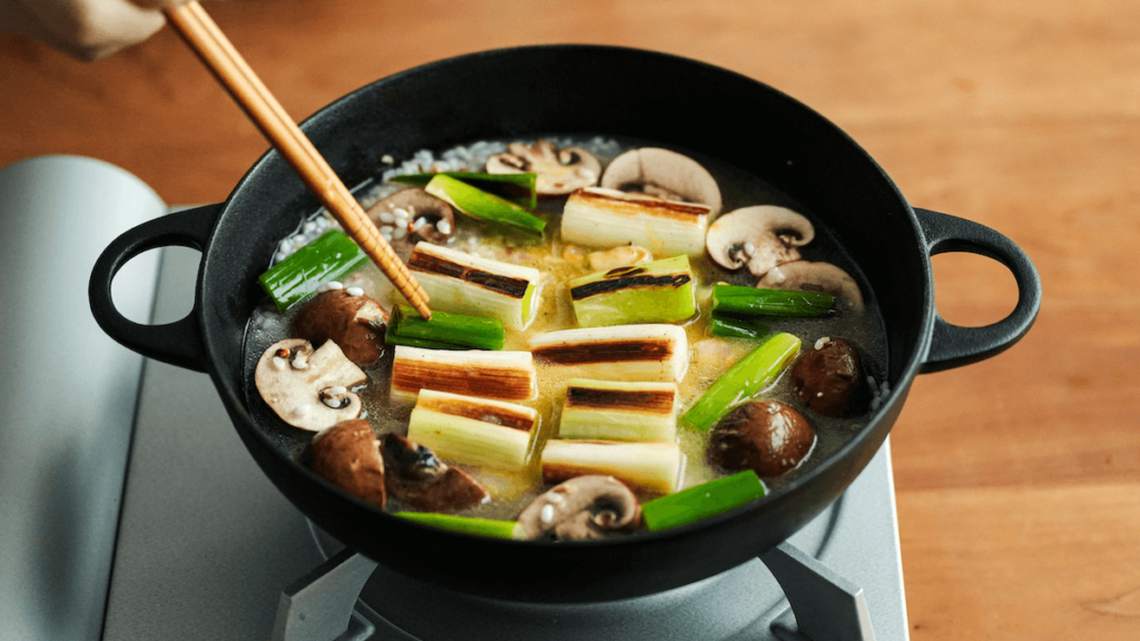 焼きねぎとマッシュルームの雑穀パエリア｜レシピと道具で紡ぐ暮らしのメディア‐手、と日々[南部鉄器OIGEN公式]
