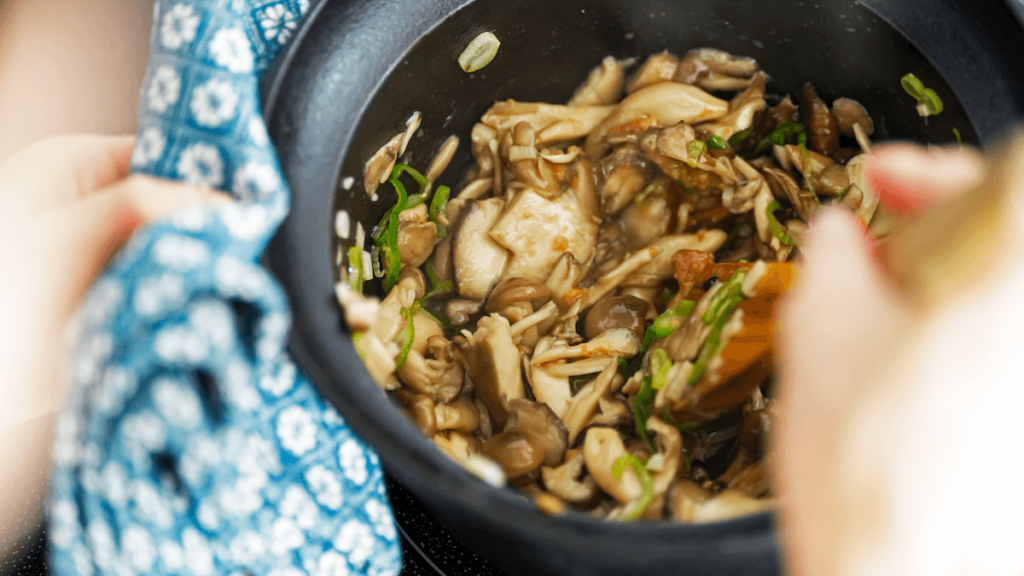 ご飯のお供にぴったり 味噌ねぎきのこ｜レシピと道具で紡ぐ暮らしのメディア‐手、と日々[南部鉄器OIGEN公式]